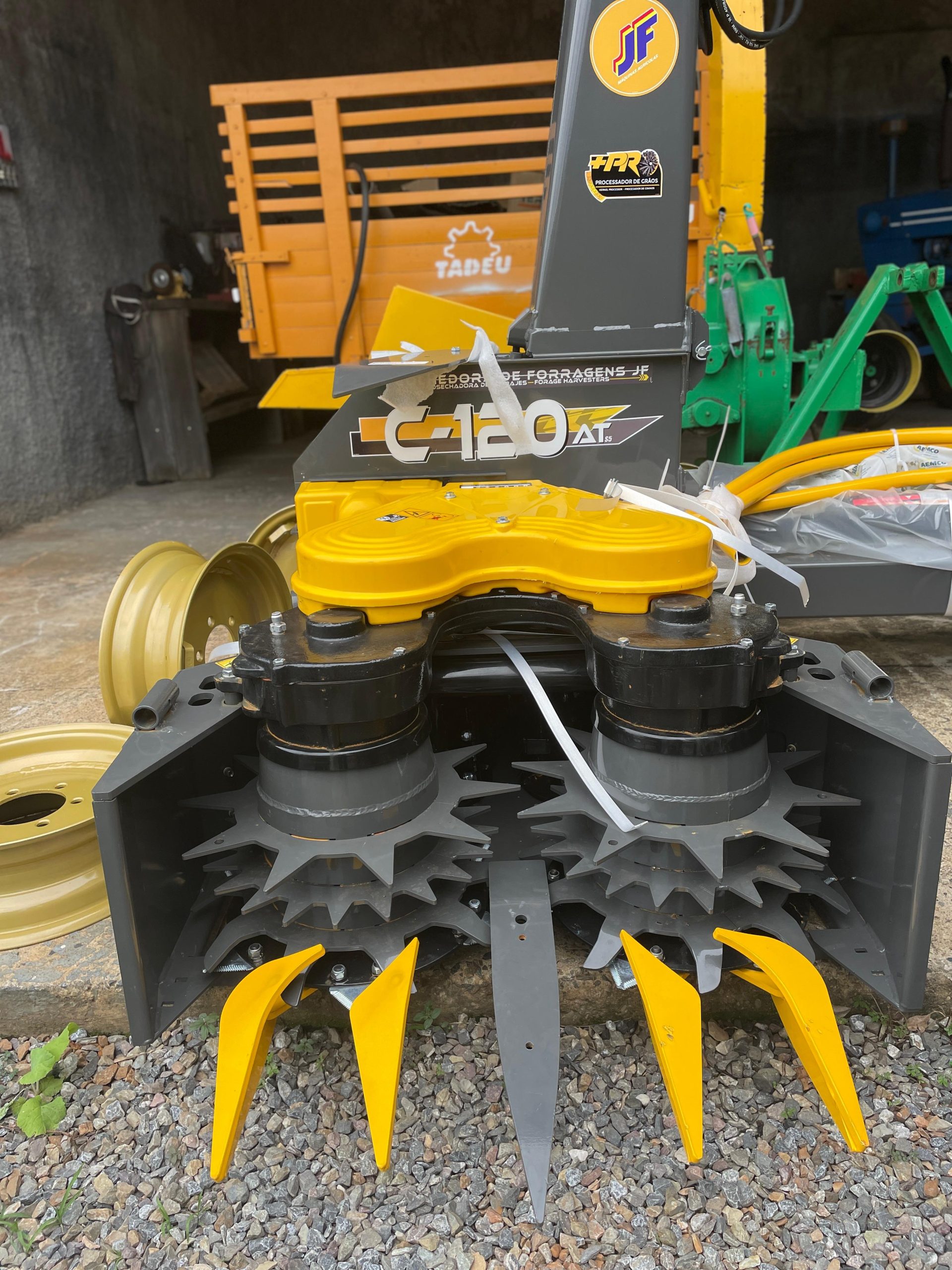 Colhedora de Forragens JF C120 AT S5 - Almeida Agrícola